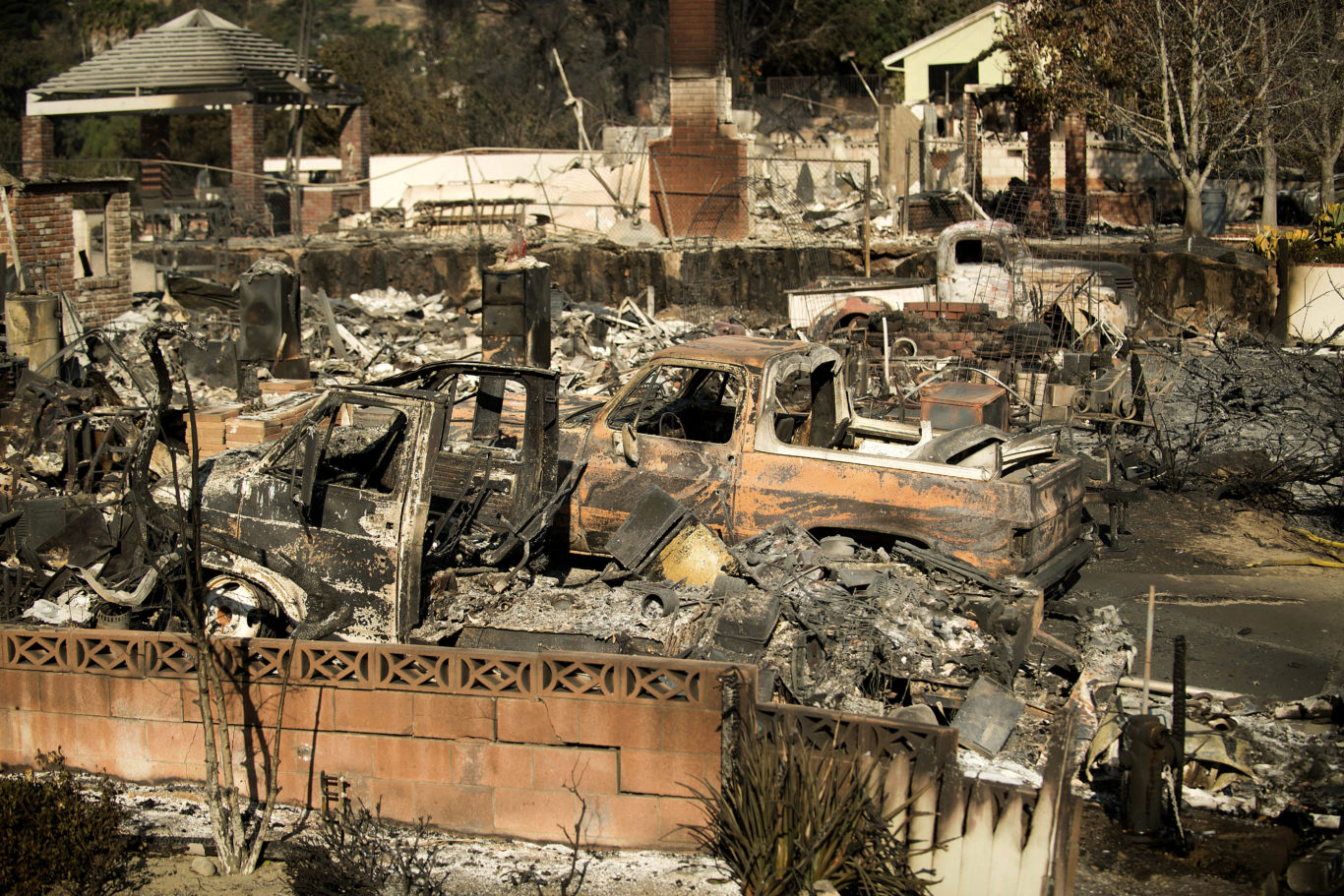 Celebrities flee homes as wildfires rip through southern California ...