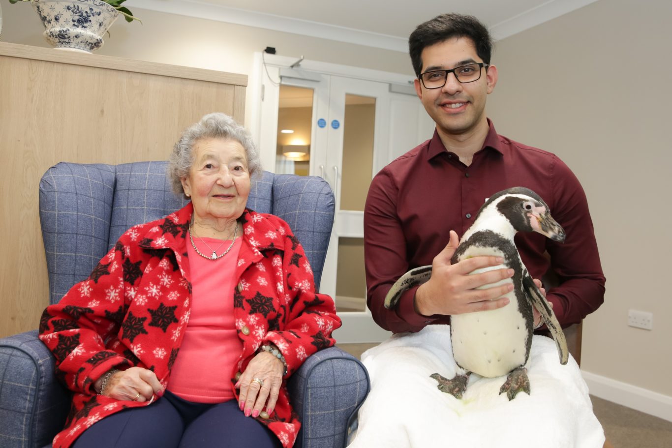 Penguins Pringle and Charlie visit 92-year-old animal lover at care ...