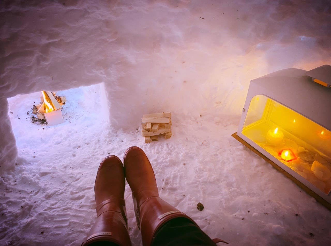 Woman builds 4ft tall igloo with five-year-old daughter | Daily Echo