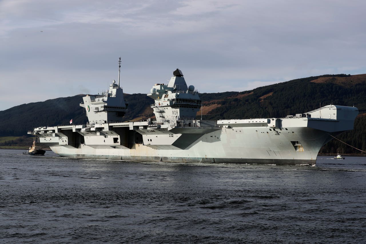 Aircraft carrier HMS Queen Elizabeth makes first visit to west coast of ...