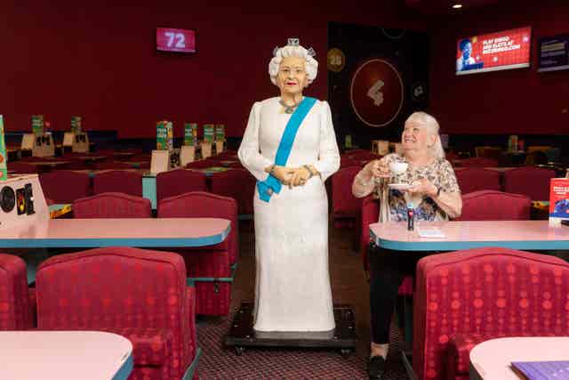 Life-sized Queen cake created for Platinum Jubilee celebration ...