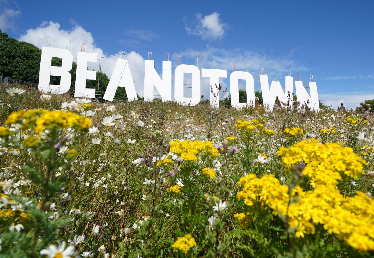 Giant ‘Beanotown’ sign unveiled over Dundee to mark city’s comic ...
