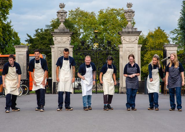 Budding botanists put best foot forward in Kew’s annual clogs and apron ...