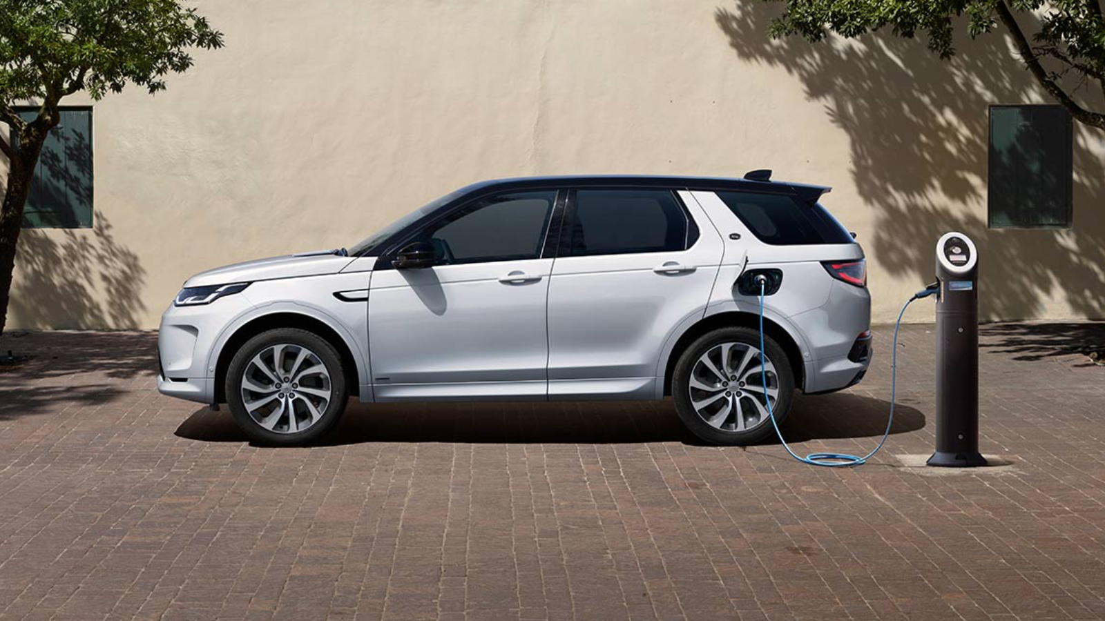 Jaguar Land Rover teams up with Plugsurfing for new electric charging ...