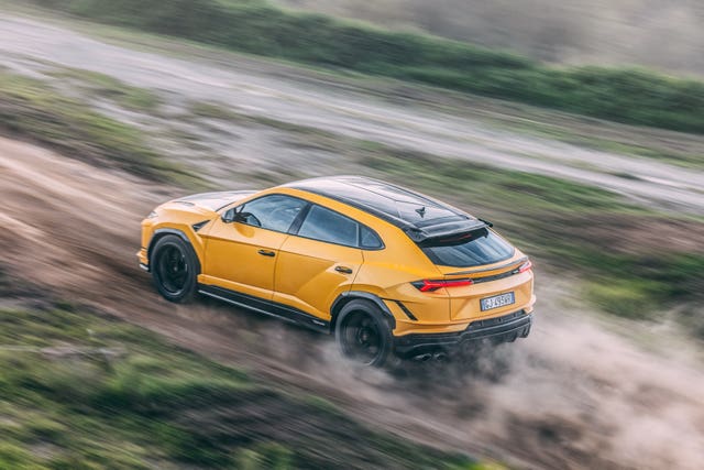 Off-roading in the most unlikely SUV: The Lamborghini Urus Performante ...