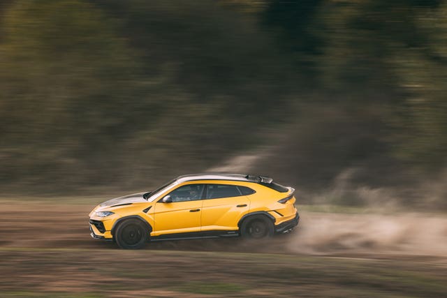 Off-roading in the most unlikely SUV: The Lamborghini Urus Performante ...