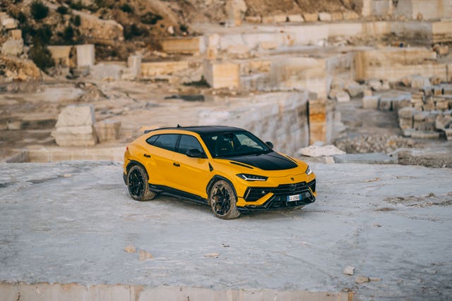 Off-roading in the most unlikely SUV: The Lamborghini Urus Performante ...