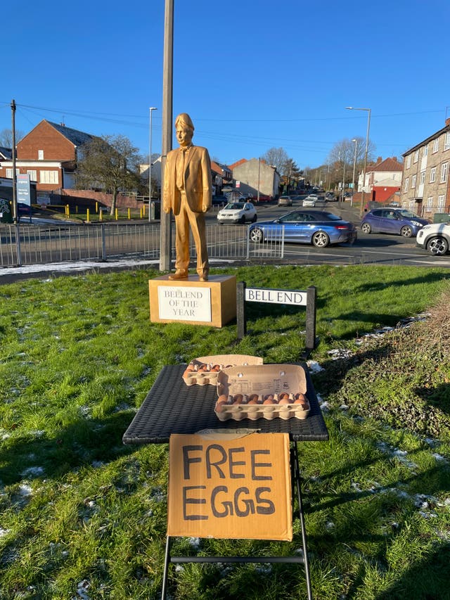 Residents throw eggs at penis-headed statue of Putin erected in Bell ...