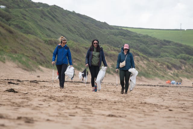 Beachgoers swap boogie boards for a boogie beach clean | Hereford Times