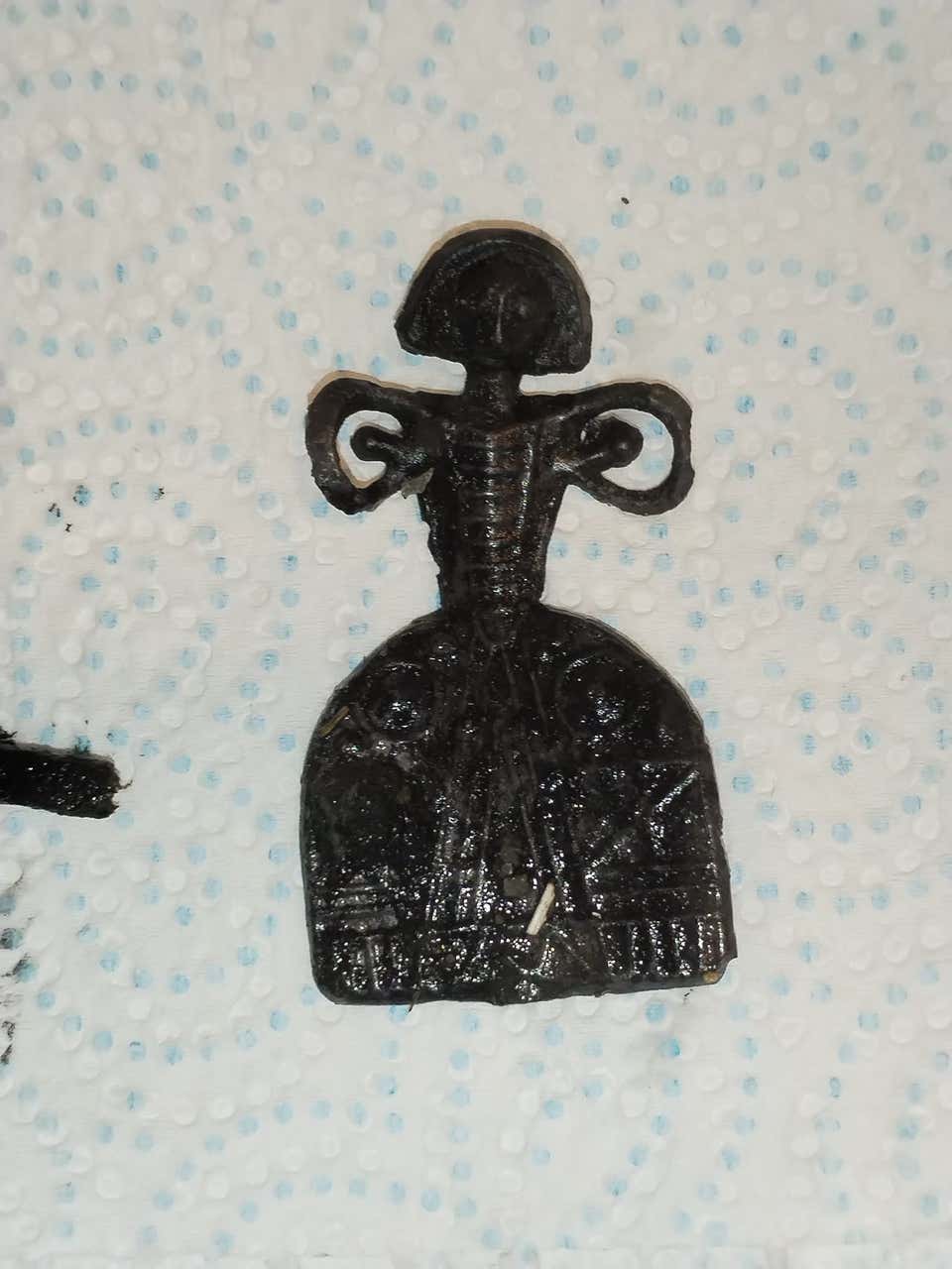 Mudlarker finds ‘very rare’ post-Medieval lead doll in brook near home ...