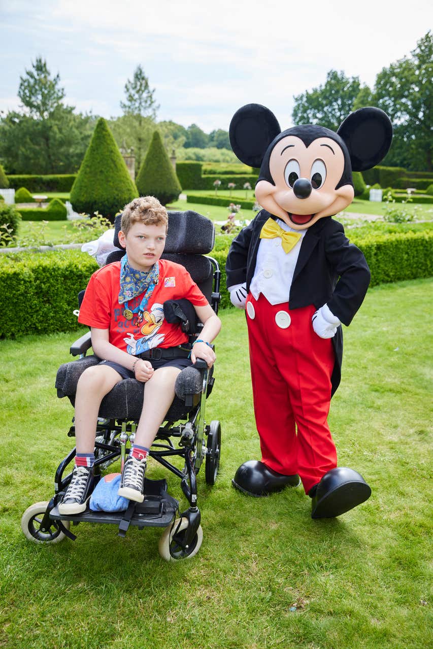 Make-A-Wish teenager meets and hugs favourite Disney characters at ...