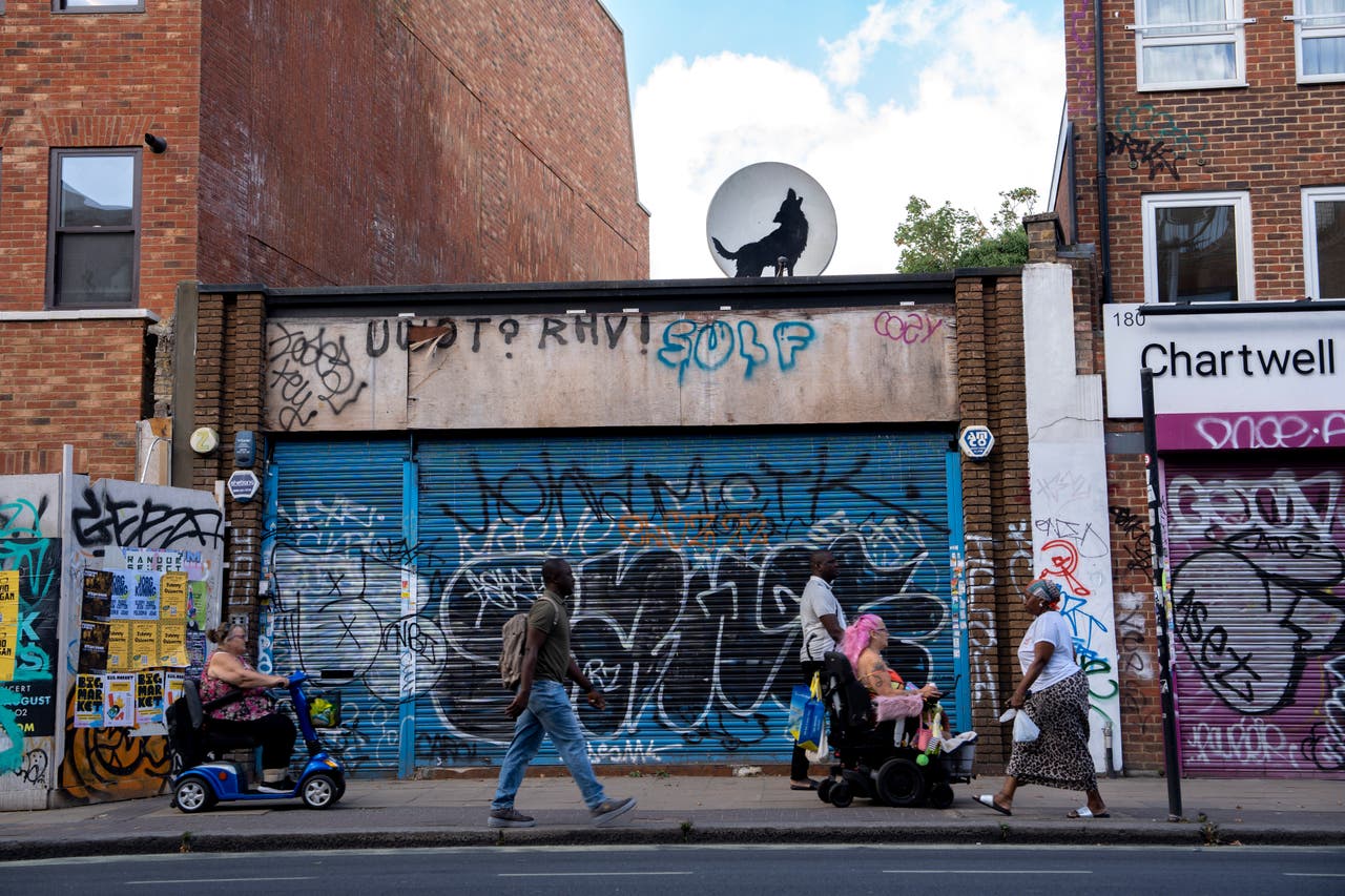 Banksy unveils howling wolf as next piece in animal-themed street art ...