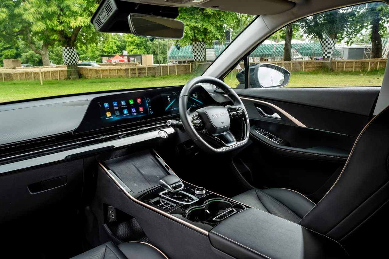 Omoda reveals prices and specifications for 5 and E5 crossovers ...