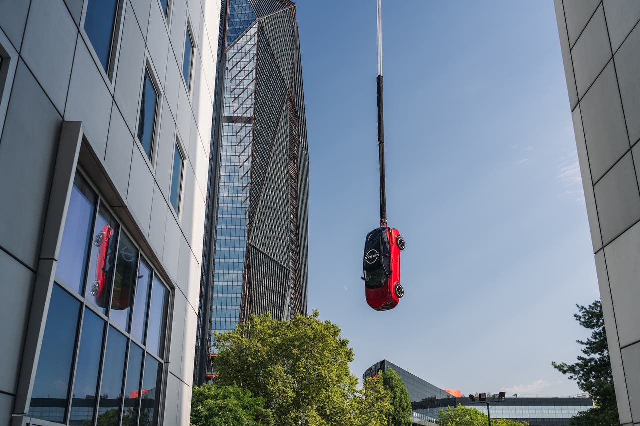 Nissan Qashqai breaks Guinness World Record for highest bungee jump in ...