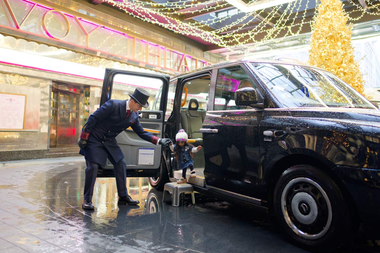 World’s tallest and shortest women meet for afternoon tea in London ...