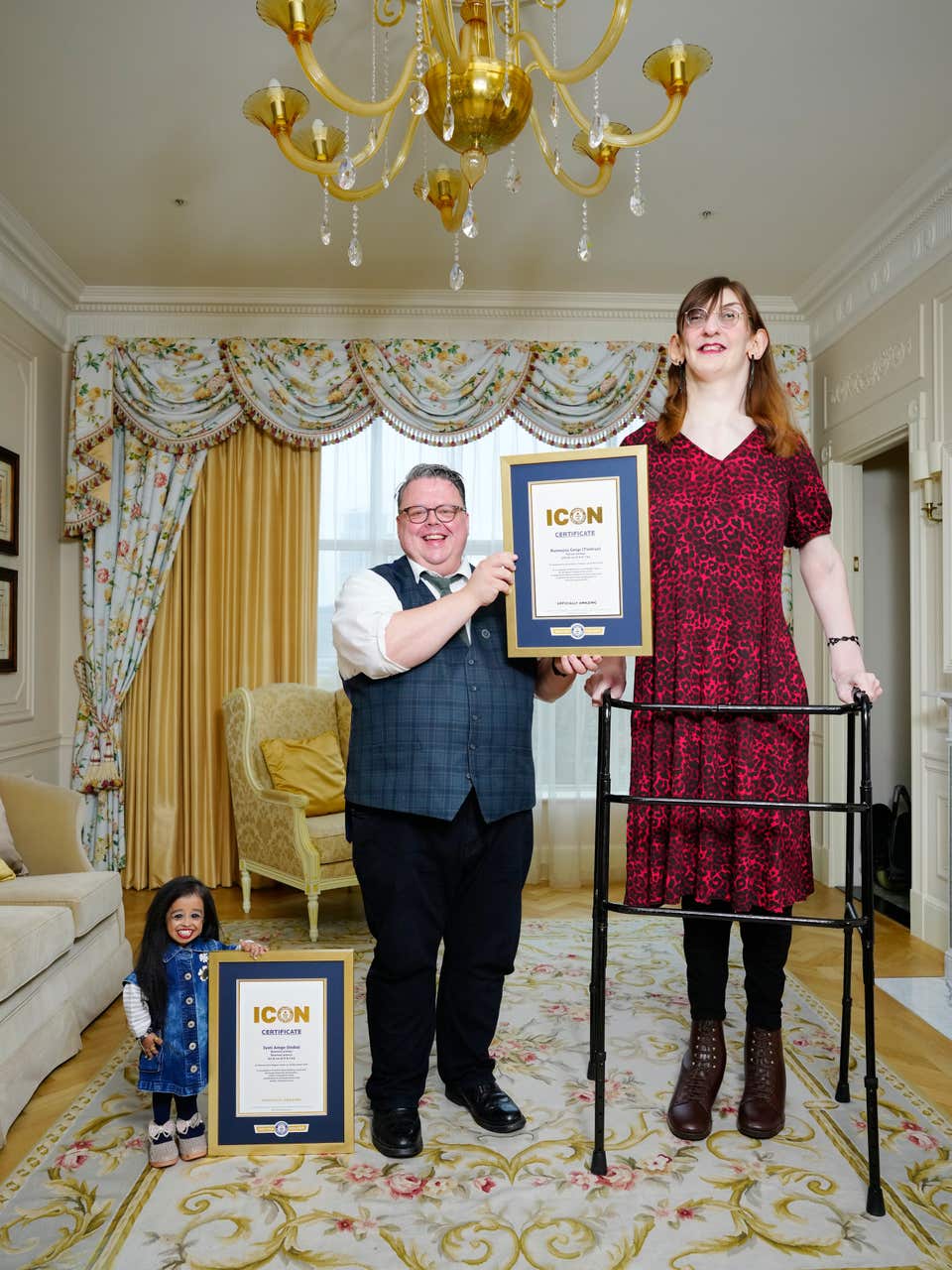 World’s tallest and shortest women meet for afternoon tea in London ...