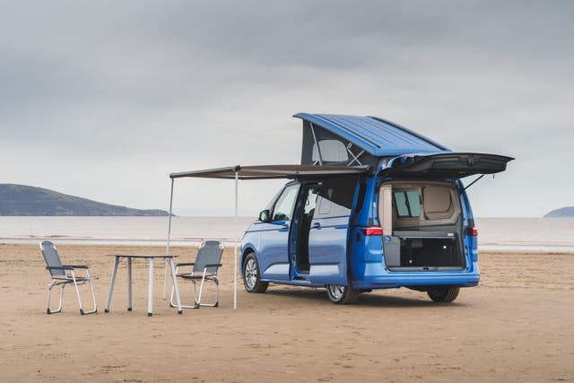 Volkswagen’s first plug-in hybrid campervan arrives on the market ...