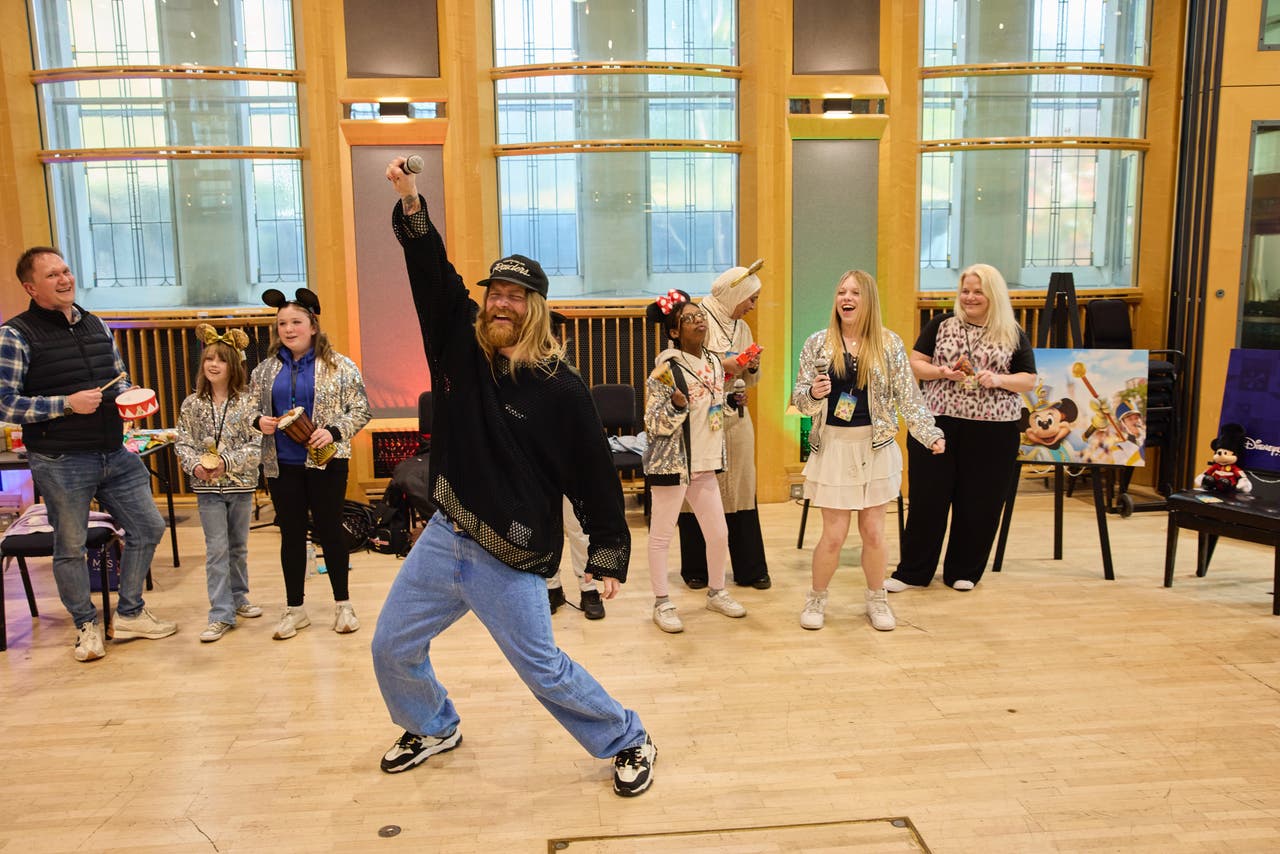 ‘Heartwarming’ Sam Ryder sings with critically ill children at ...