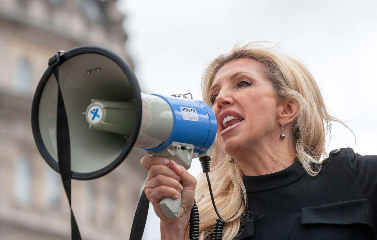 Conspiracy theorist says daughter died by medical gross negligence ...