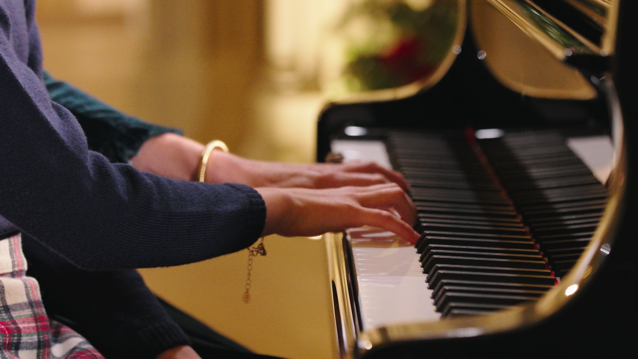 Kate and Charlotte perform together on the piano for royal carol ...