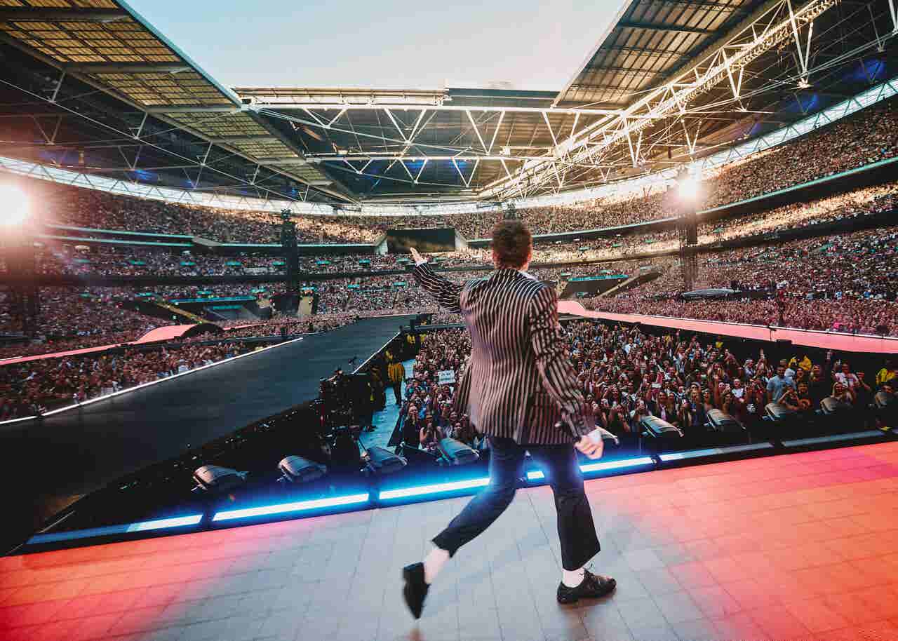 Harry Styles kicks off record-breaking Wembley run with Hockney tribute ...