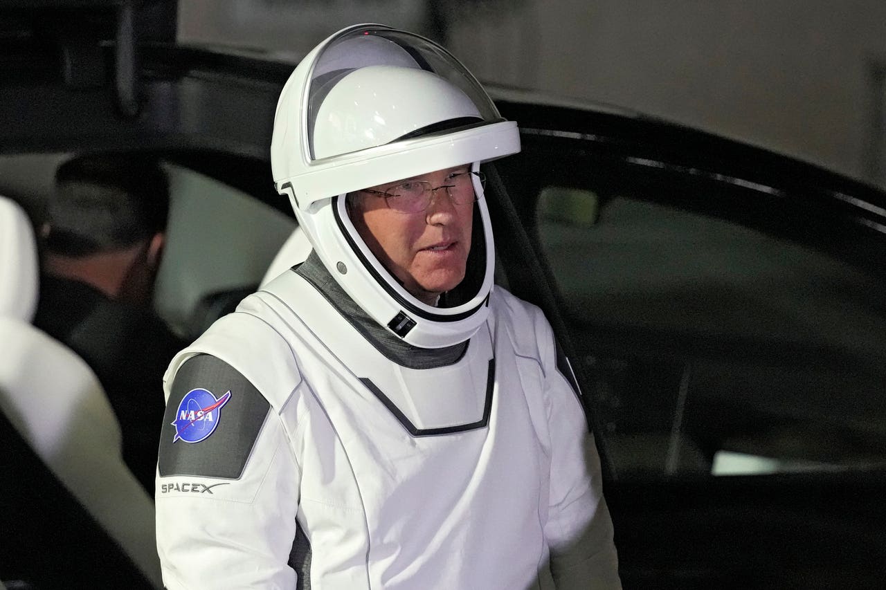 Last-minute problem keeps SpaceX rocket grounded