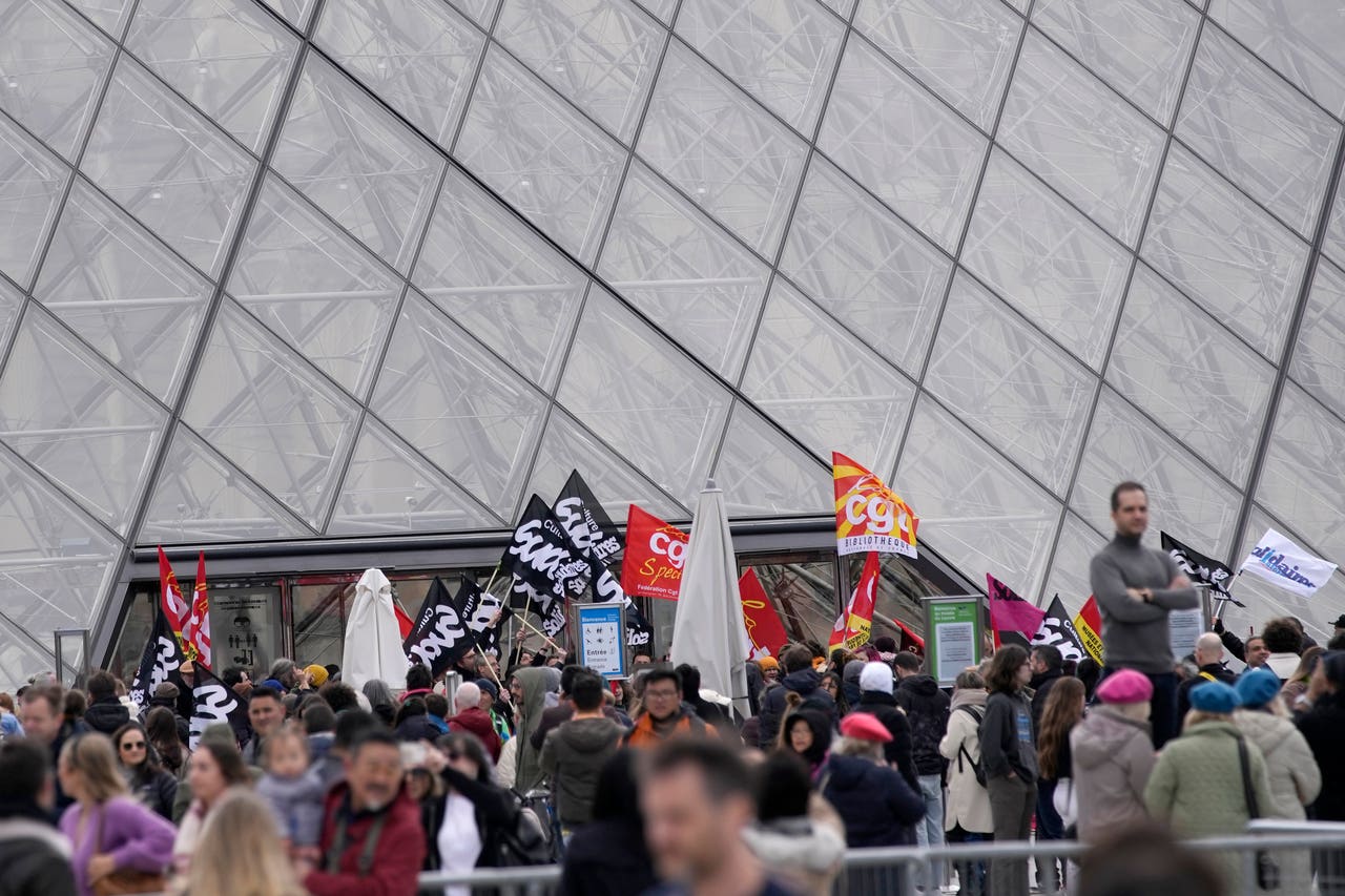 Louvre staff block entrances as part of pension protest | News Shopper