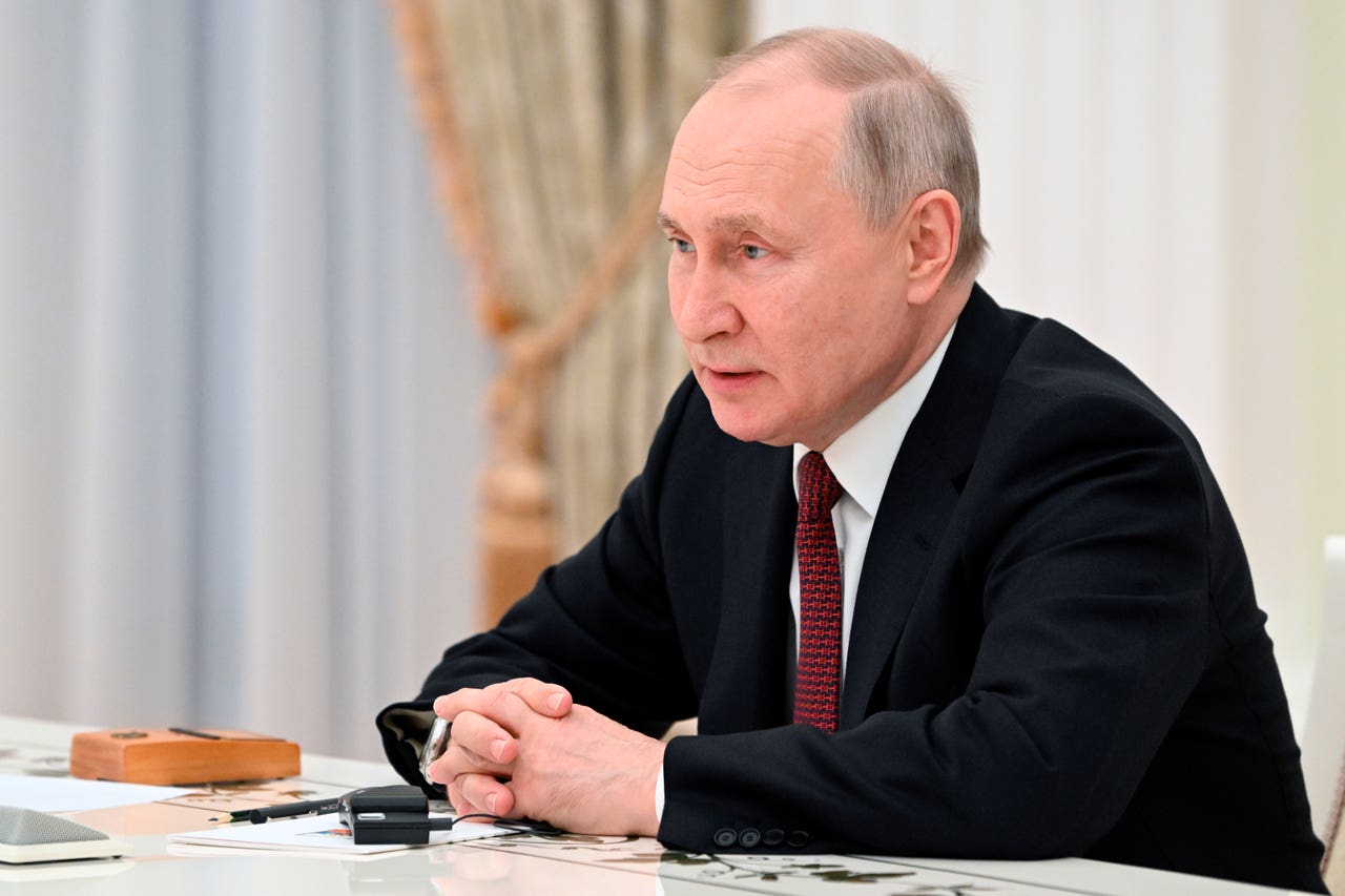 Putin Visits Headquarters Of Russian Troops Fighting In Ukraine