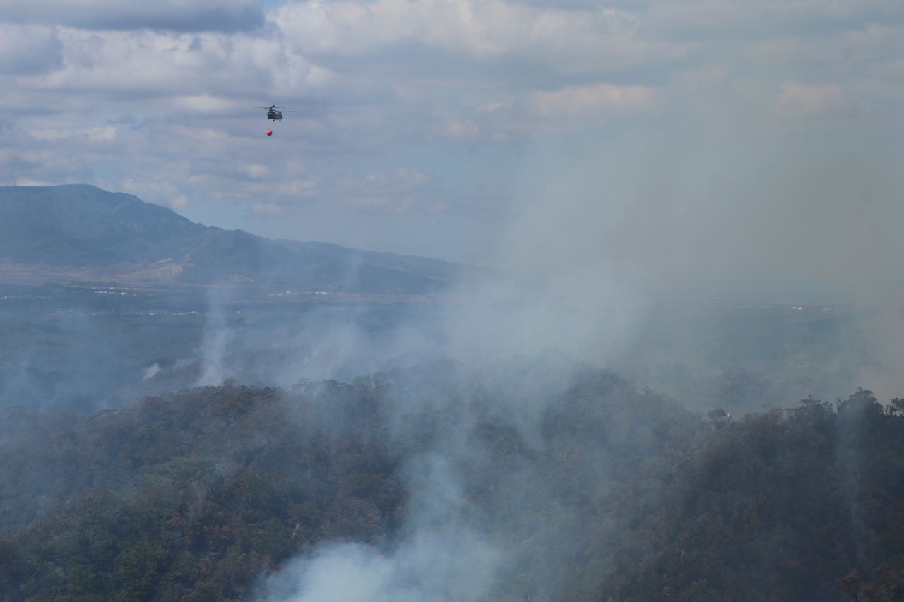 Hawaii firefighters continue to battle wildfire in mountainous Oahu | LBC