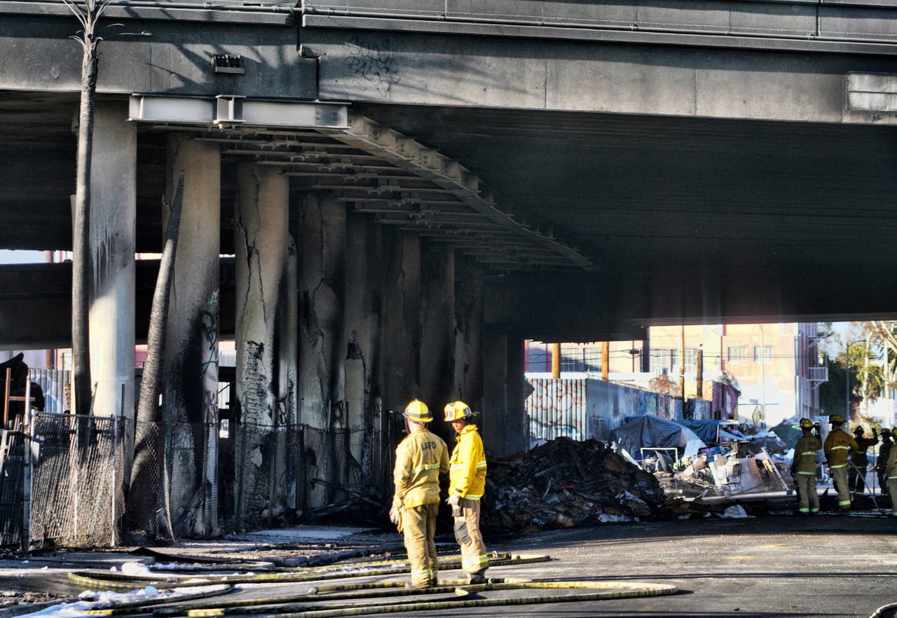 Massive fire closes major Los Angeles road | Thurrock Gazette