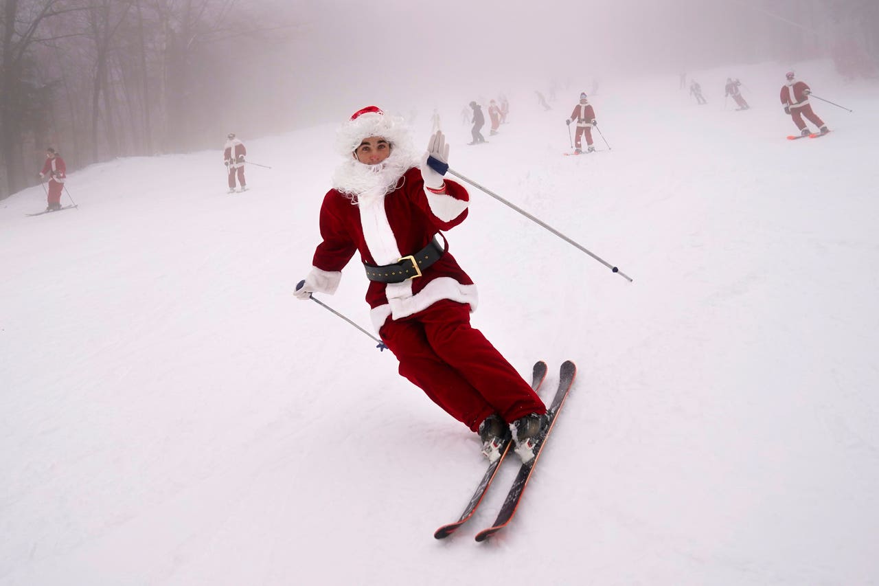 Skiing Santas hit the slopes in US resort | LBC