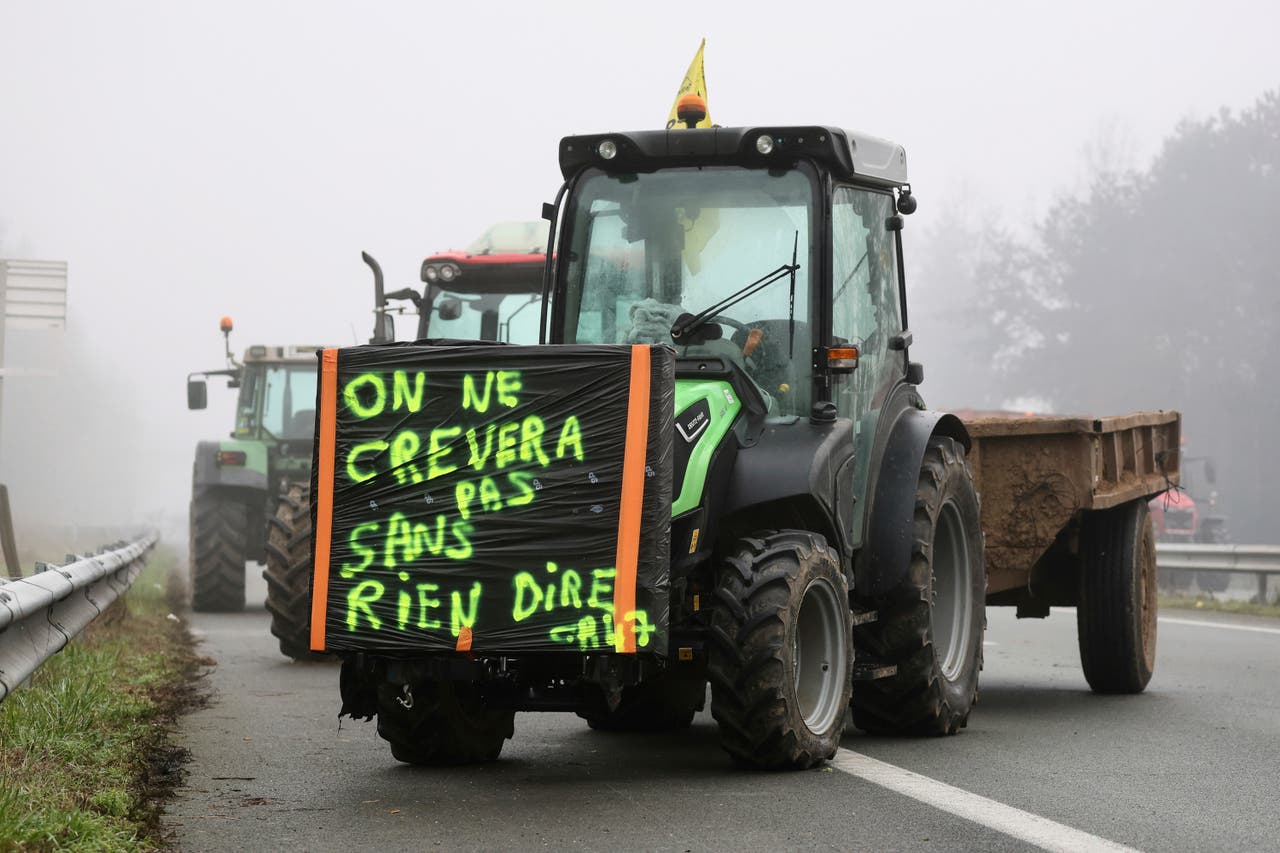 French farmers aim to put Paris ‘under siege’ in tractor protest | The ...