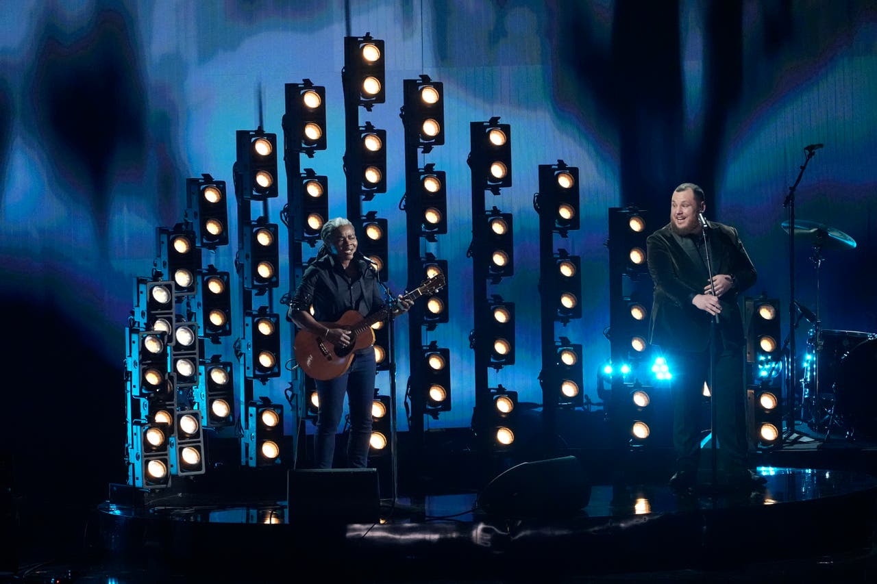 Tracy Chapman serenades Grammy audience with moving rendition of Fast ...