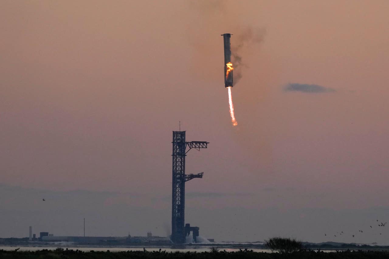 Mechanical SpaceX arms catch returning Starship rocket booster at ...