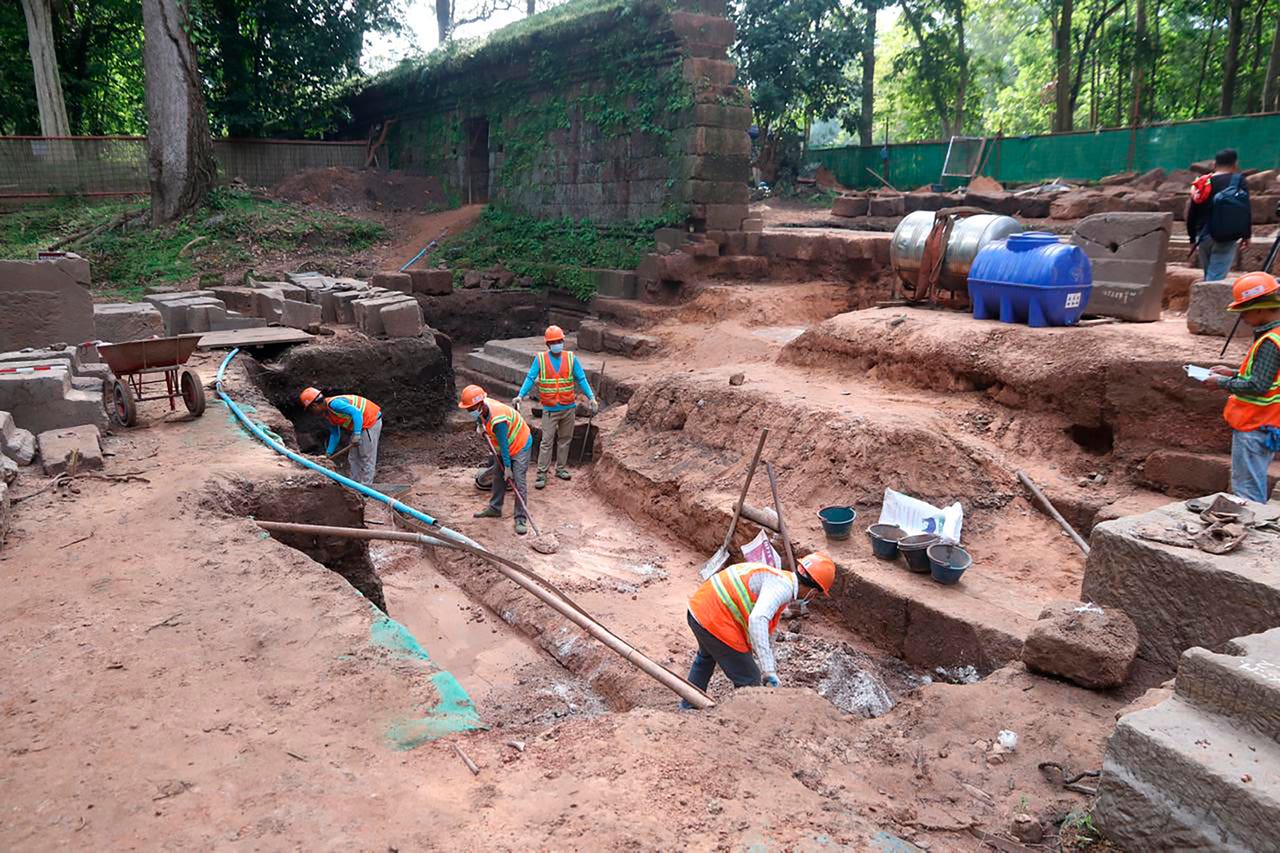 Cambodian archaeologists discover centuries-old statues at Angkor ...
