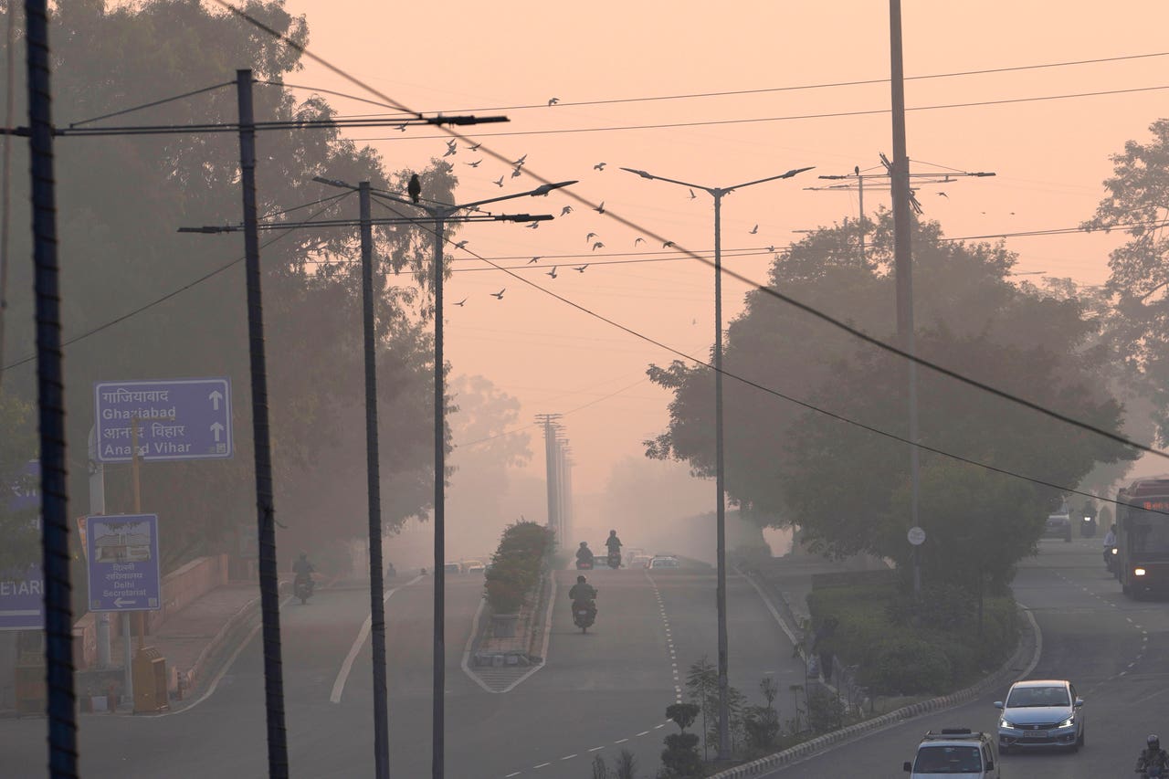 Smog cloaks Delhi as Diwali firecrackers push air pollution to ...