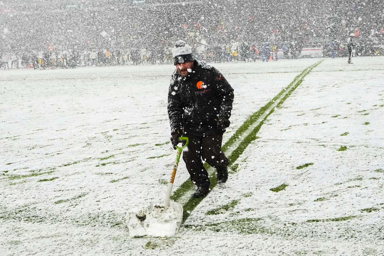 Cleveland Browns stun divisional rivals Pittsburgh Steelers in the snow ...