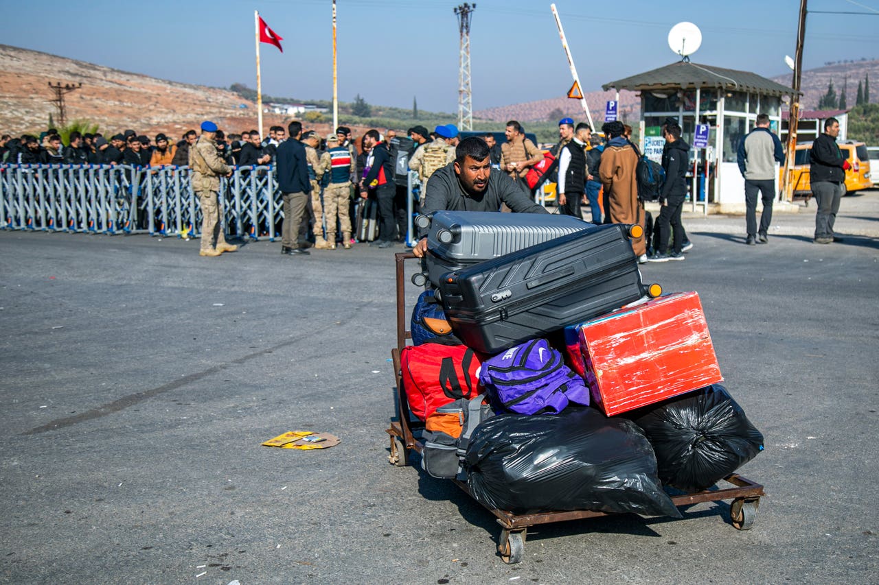 Hundreds of Syrians line up at Turkish border crossing awaiting return ...