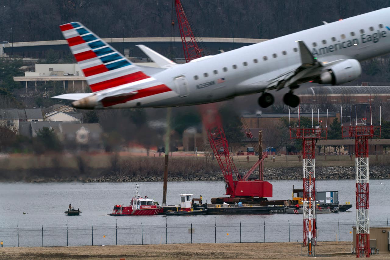 Crews return to Potomac River to recover wreckage from Washington air ...