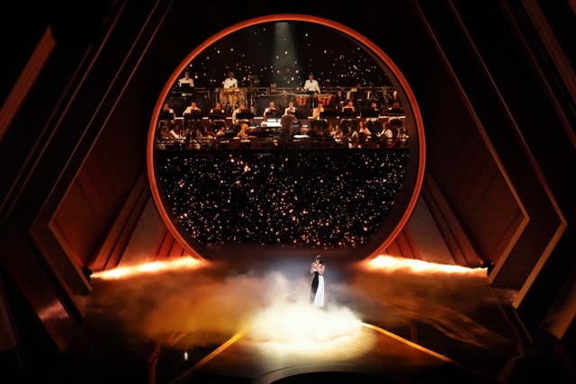 Raye, Doja Cat and Blackpink’s Lisa perform James Bond tribute at the ...