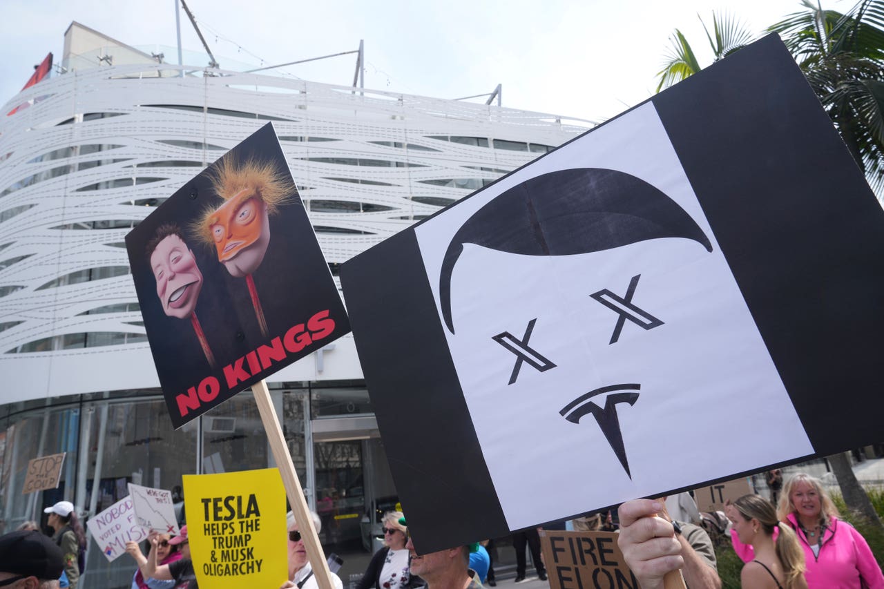 Anti-Musk protesters aiming to ‘take down Tesla’ gather outside ...