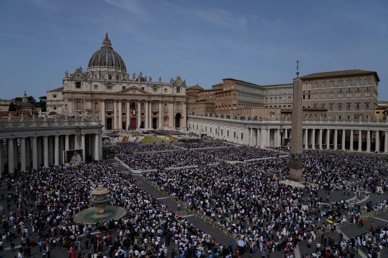 Pope Francis delights Vatican crowd with Easter Sunday popemobile tour ...
