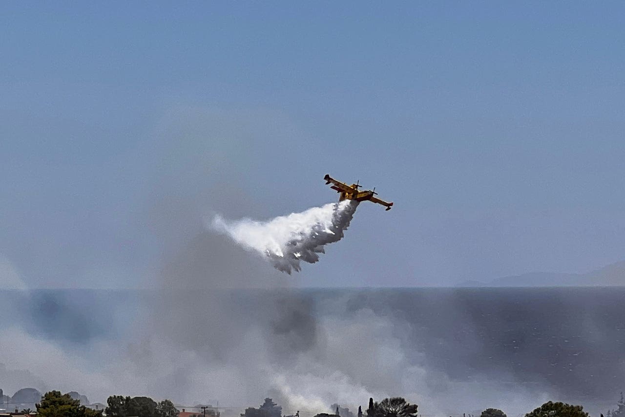 Communities evacuated amid wildfire near Athens as heatwave hits Greece ...