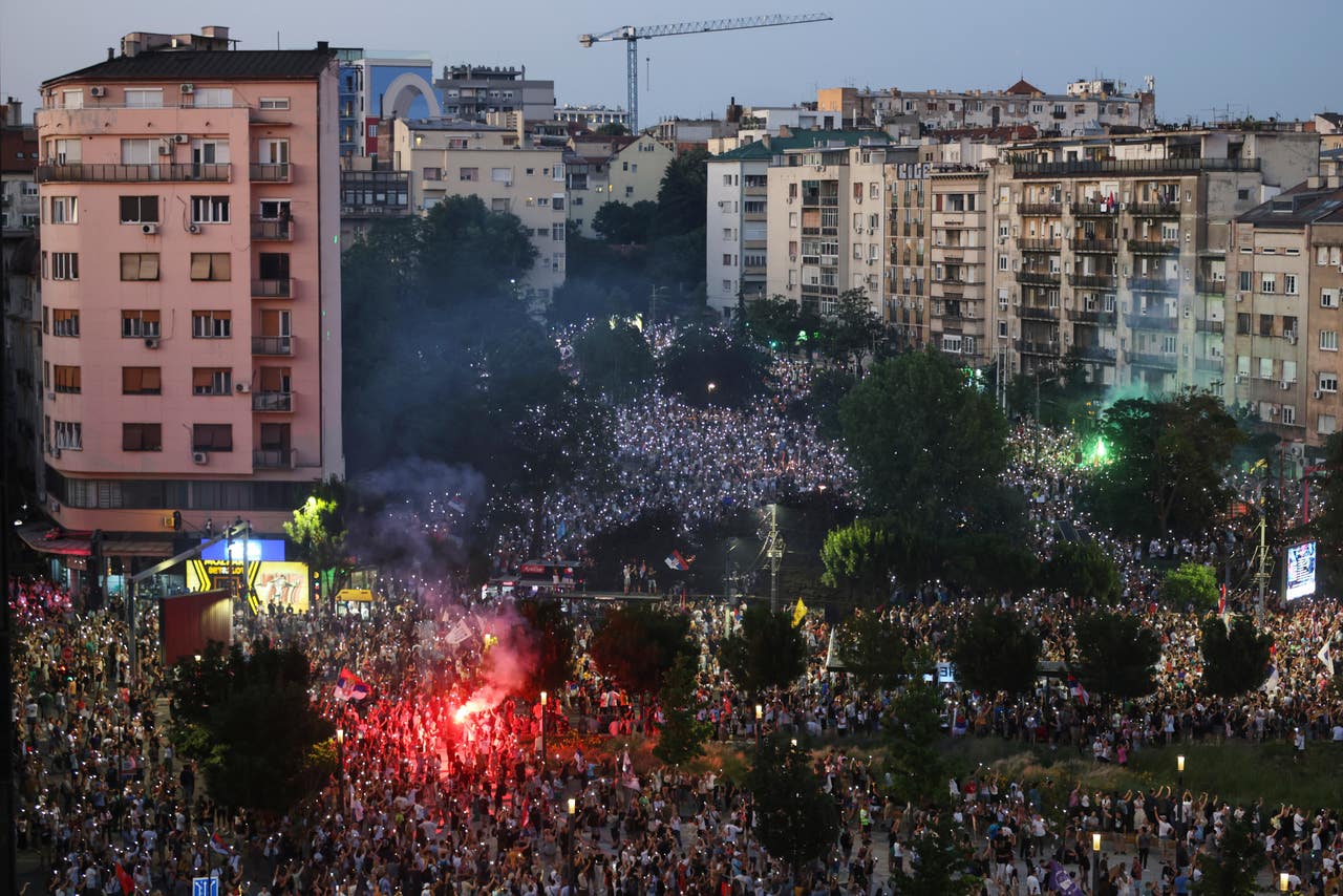 Serbian riot police fire tear gas at anti-government protesters ...