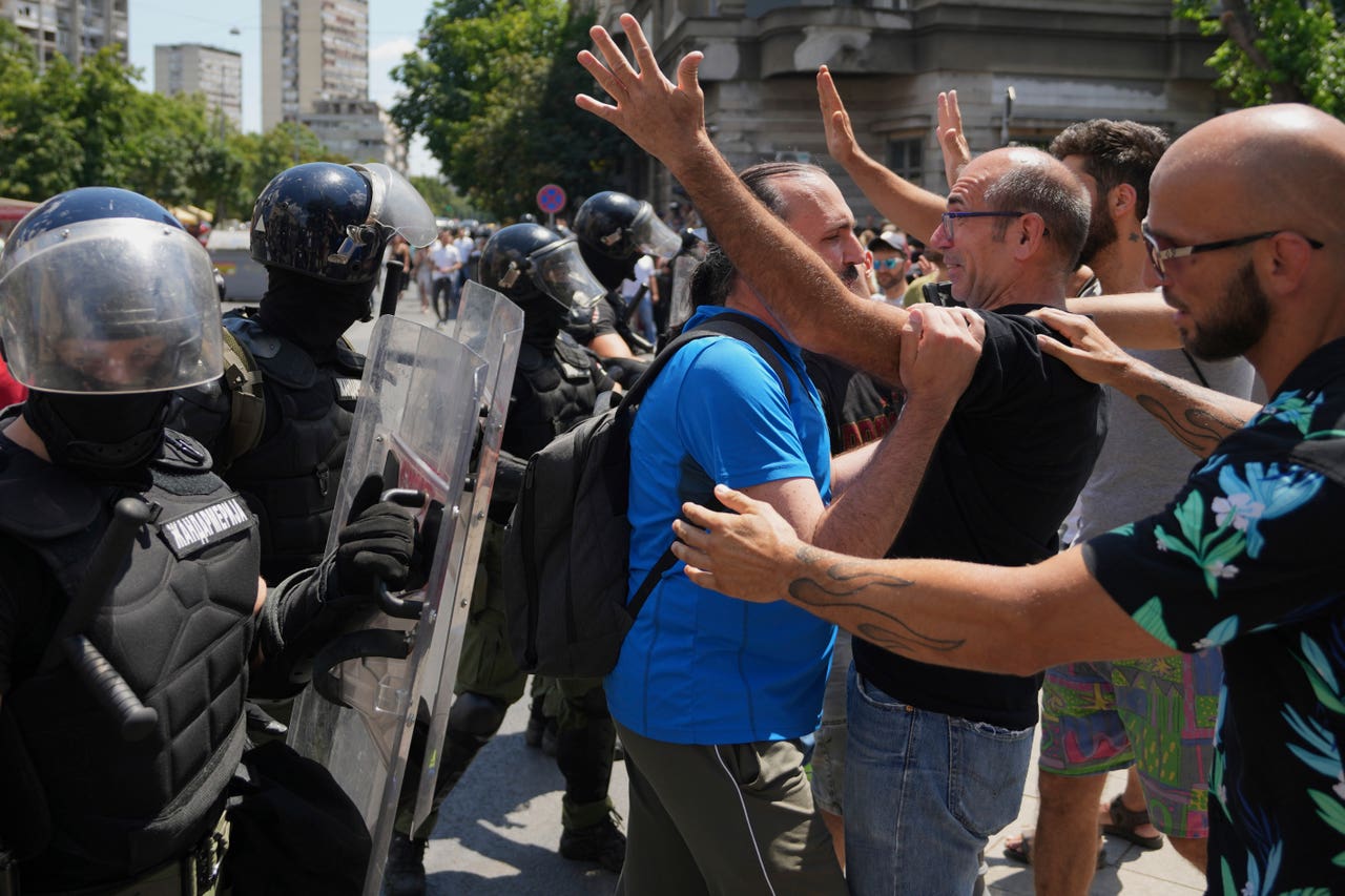Serbian police remove barricades and make new arrests as protesters ...