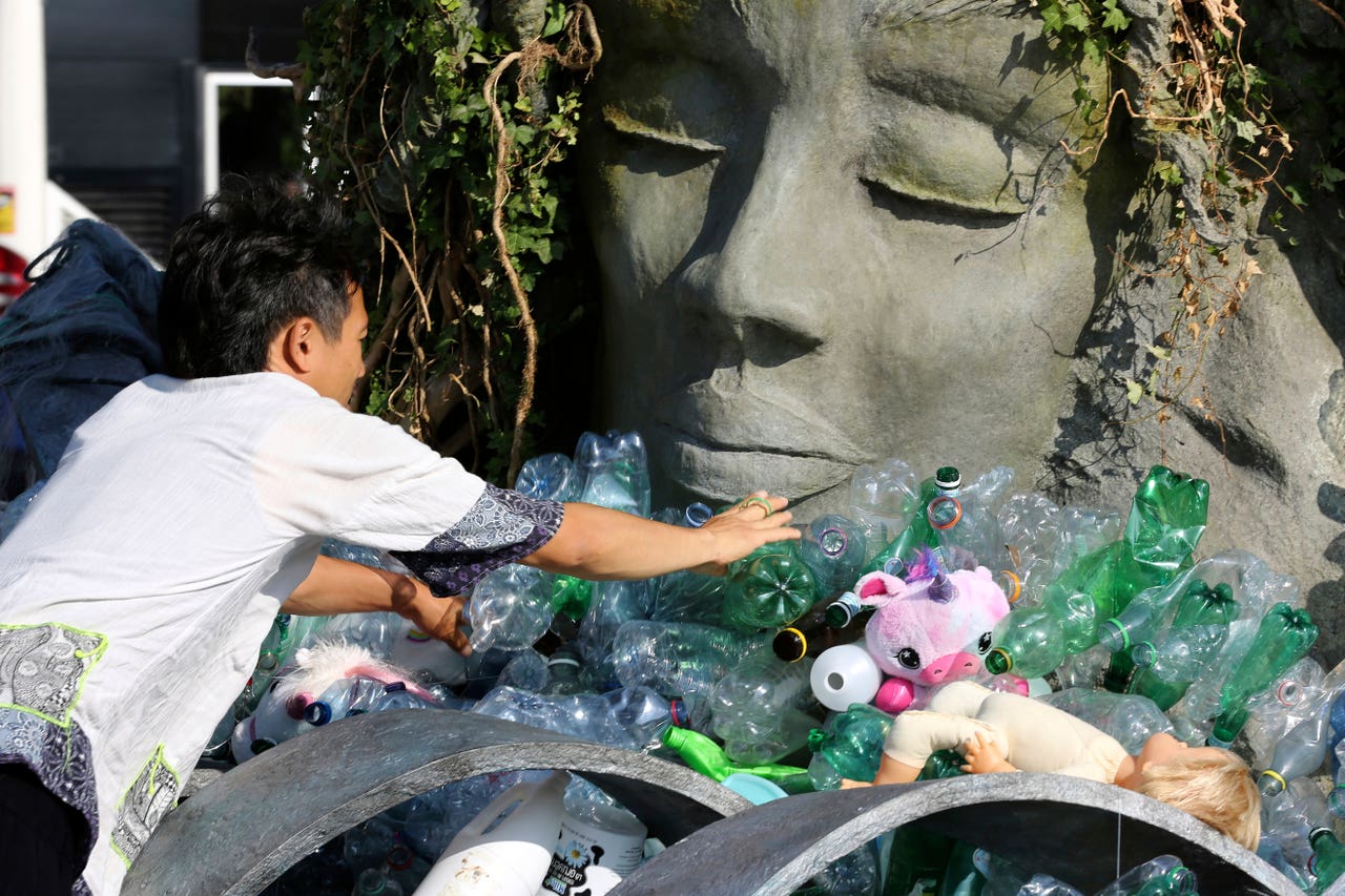 Artist covers sculpture in plastics as sign for delegates at pollution ...