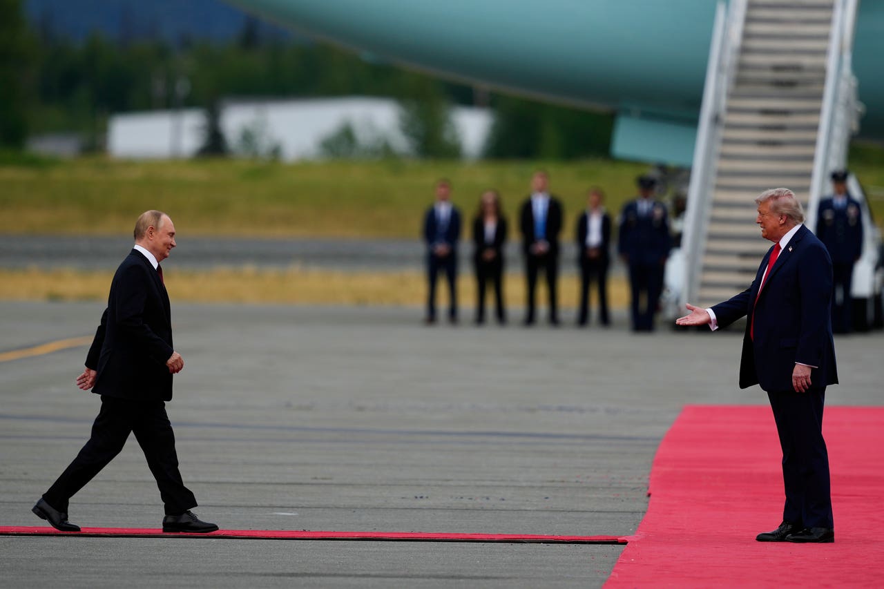 Donald Trump and Vladimir Putin shake hands in Alaska as Ukraine war ...
