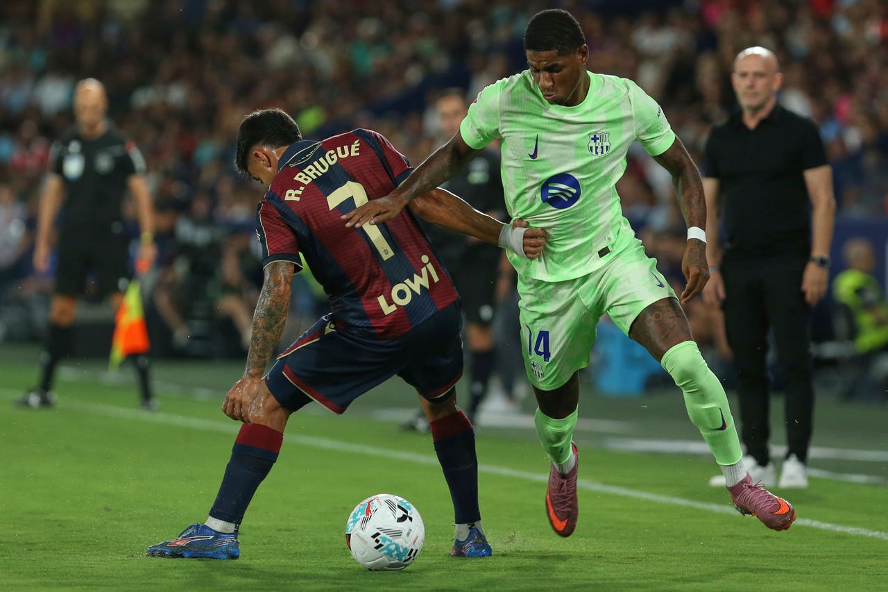 Marcus Rashford’s full debut lasts 45 minutes as Barcelona snatch ...