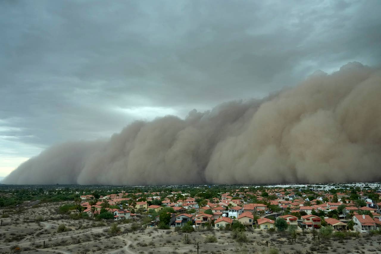 Dust storm darkens skies and blinds drivers in Arizona | Dudley News