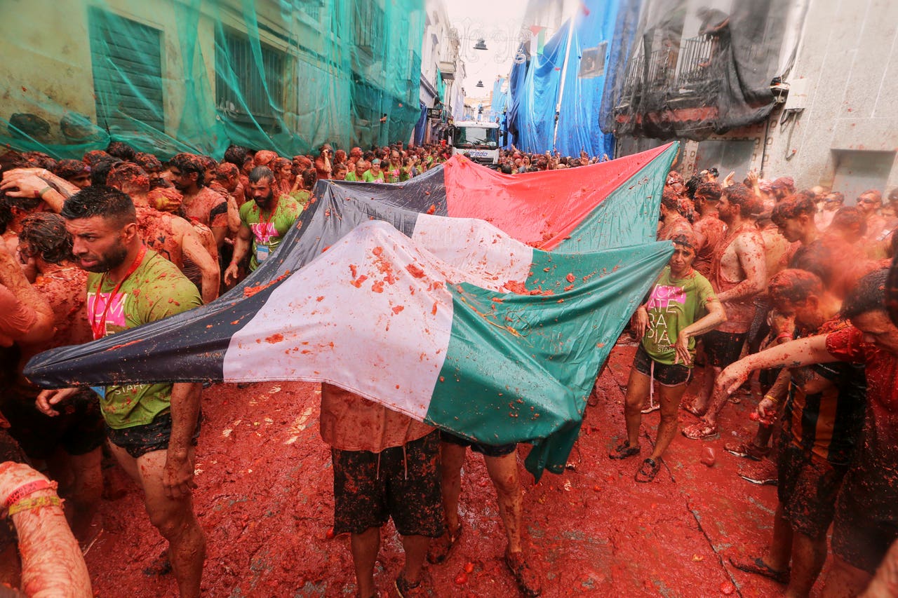 Tons of overripe tomatoes become projectiles in Spain’s Tomatina food ...